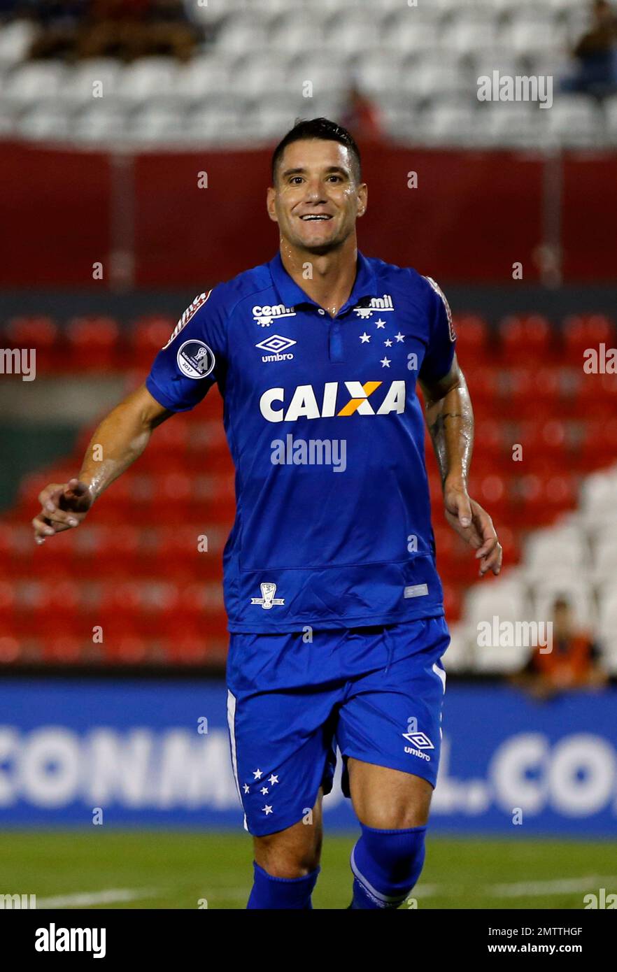 Thiago Neves of Brazil's Cruzeiro celebrates after scoring against ...