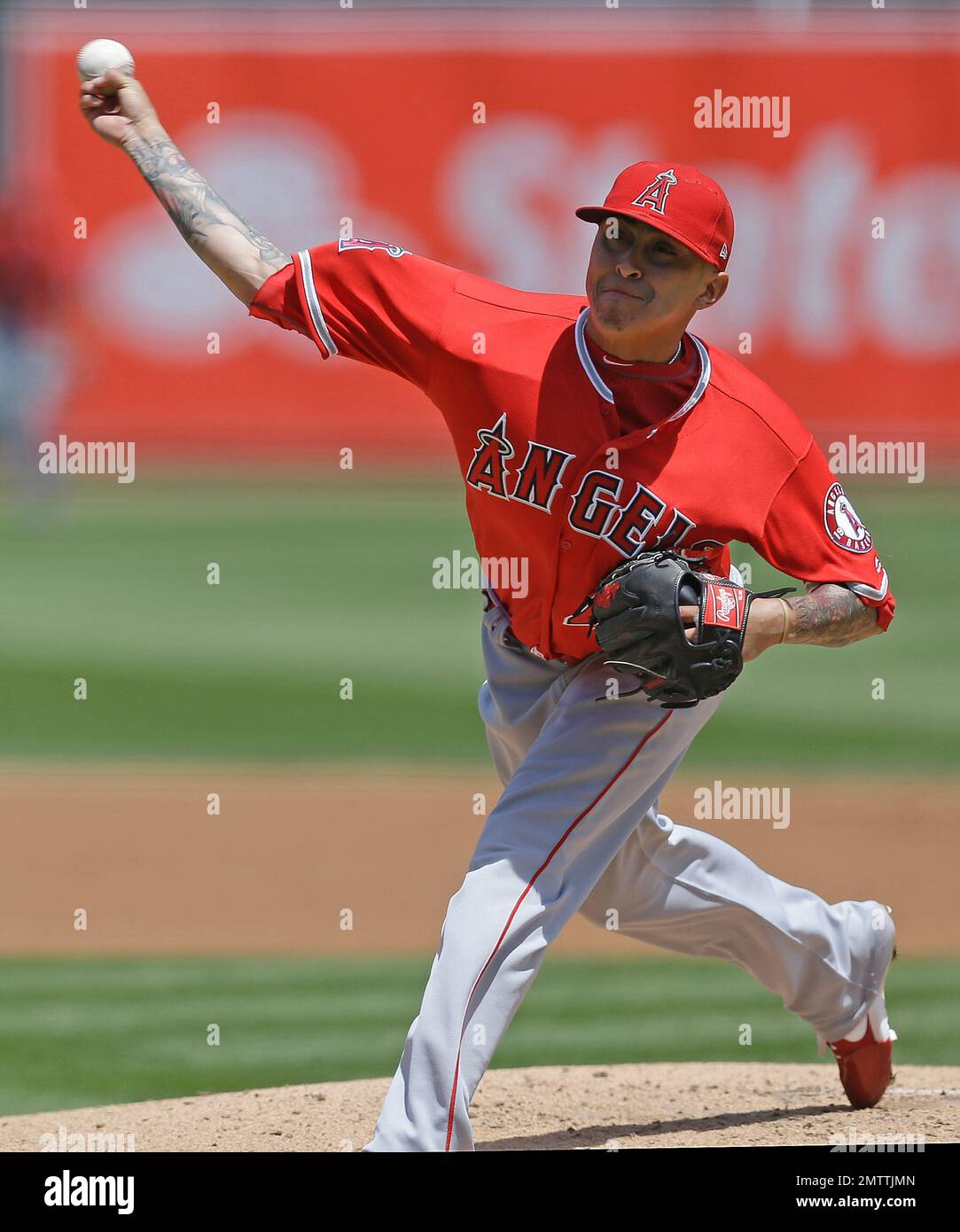 Los Angeles Angels pitcher Jesse Chavez works against the Oakland ...