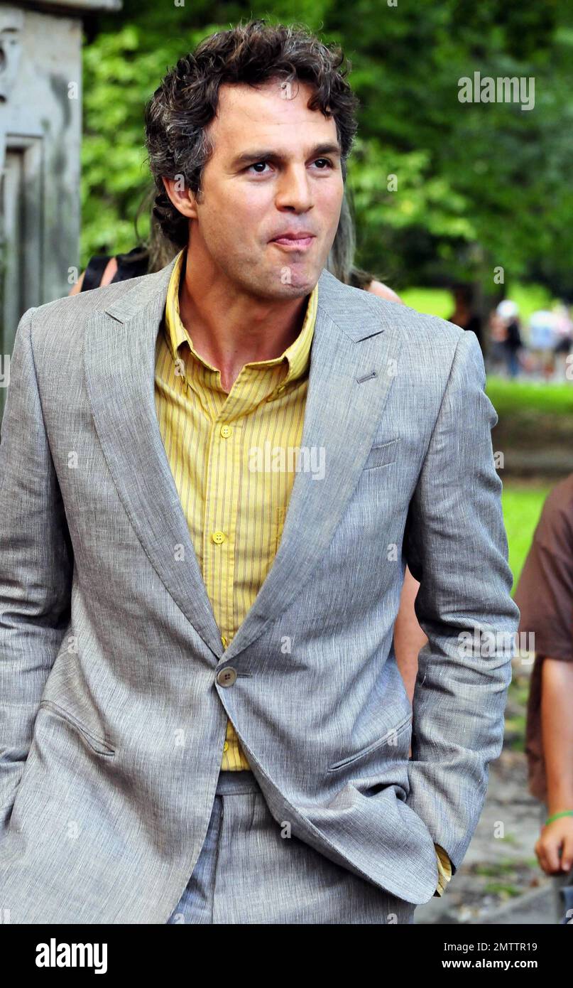 Mark Ruffalo films scenes for "The Avengers" on location in New York ...