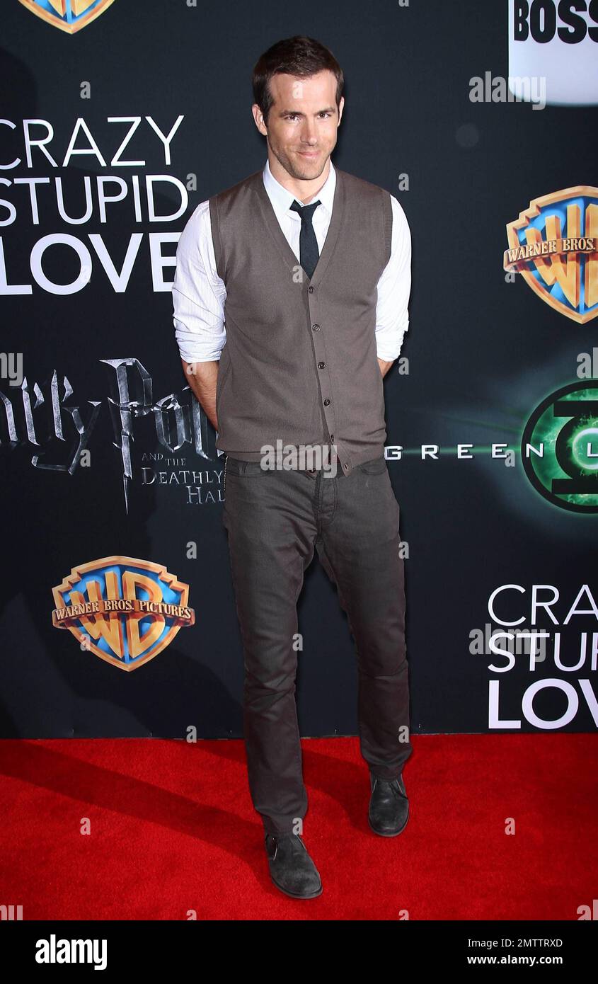 "Green Lantern" actor Ryan Reynolds poses for photographers at Warner ...