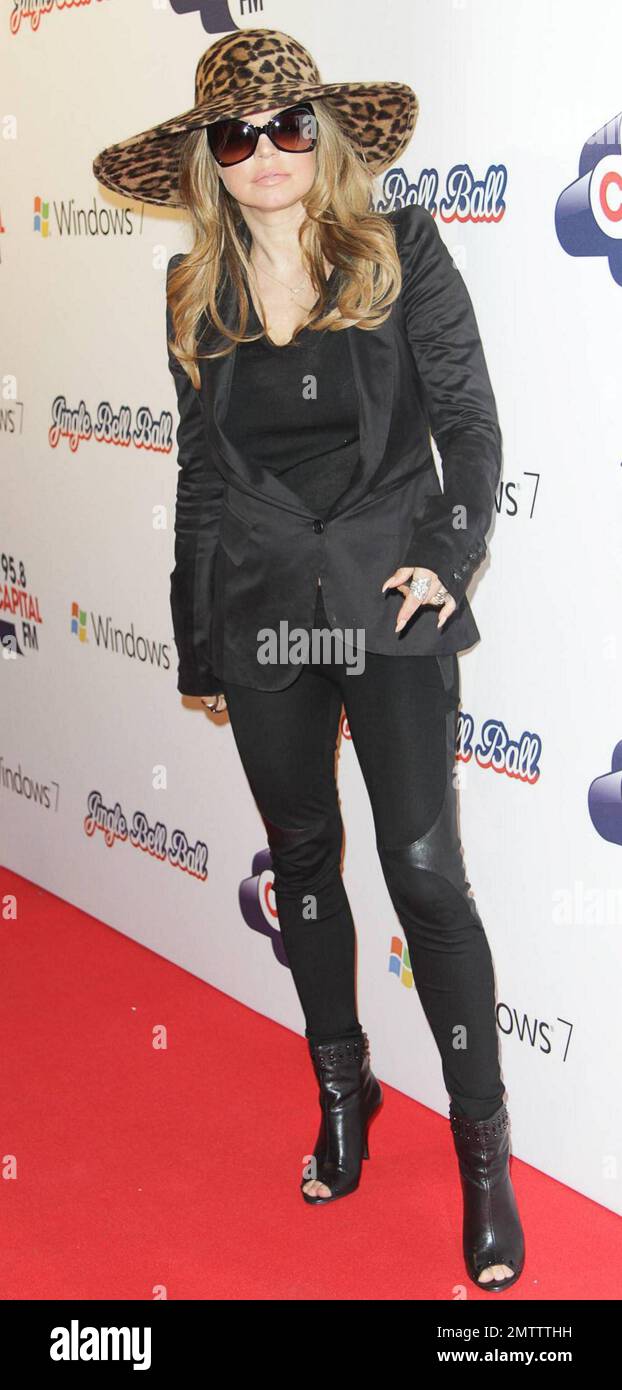 Fergie has fun posing in her eye-catching leopard patterned hat and ...