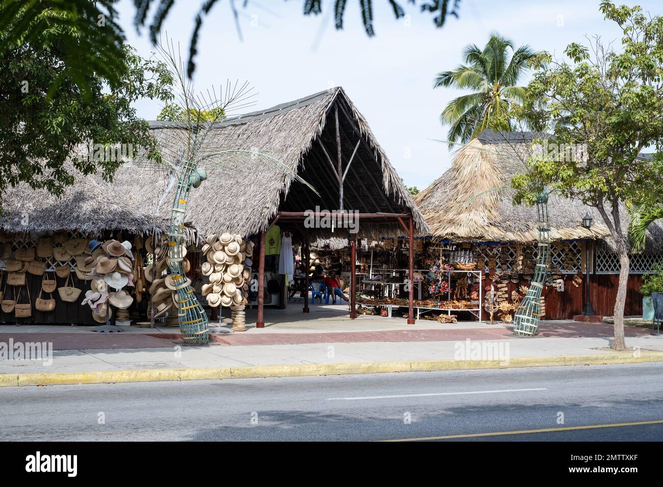 Plaza de artesanos, souvenir shops on Avenida 1ra, Varadero, Cuba ...