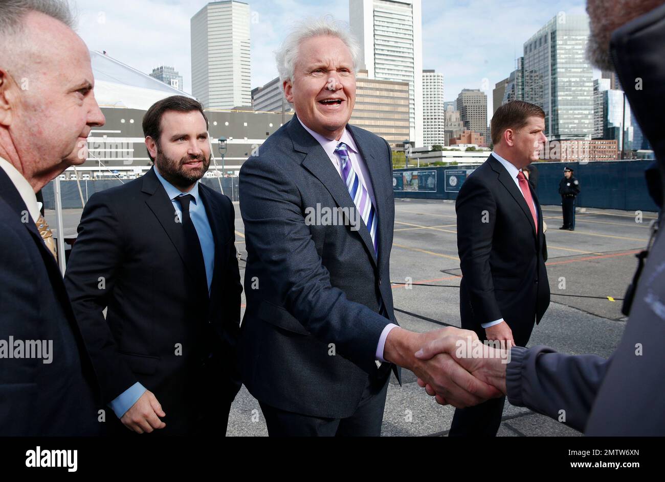 General Electric CEO Jeff Immelt, center, greets construction workers ...