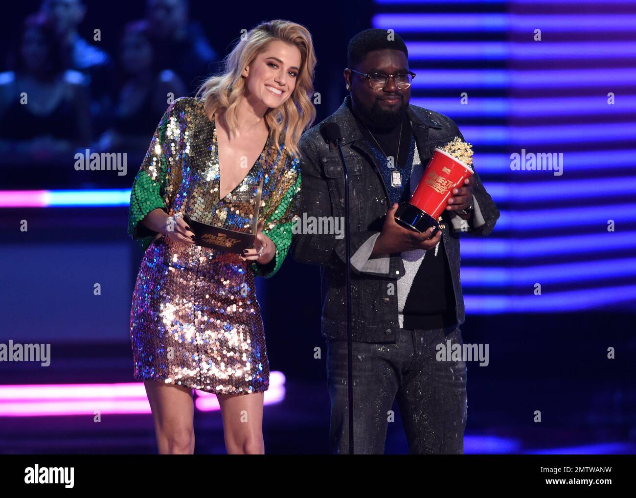 Allison Williams Left And Lil Rel Howery Present The Award For Best