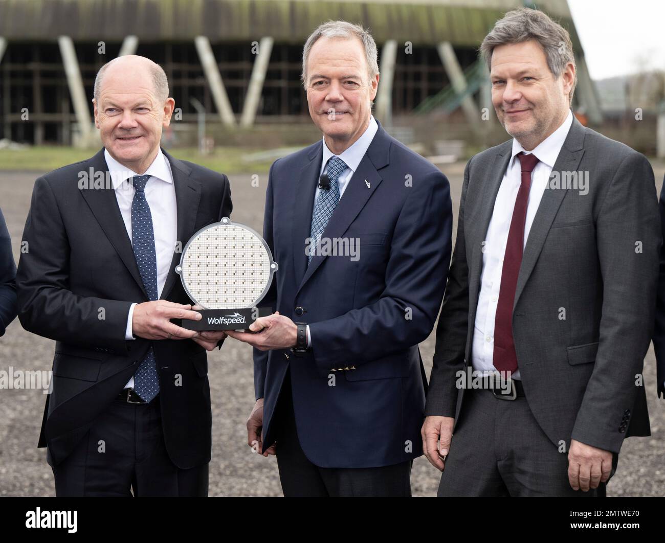Ensdorf, Germany. 01st Feb, 2023. German Chancellor Olaf Scholz (l-r ...
