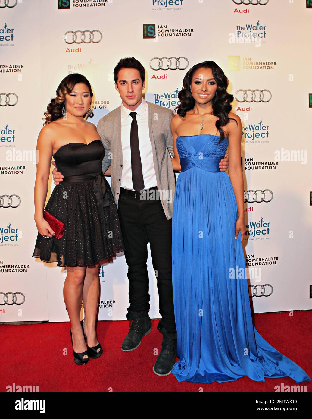 Michael Trevino And Jenna Ushkowitz Kissing