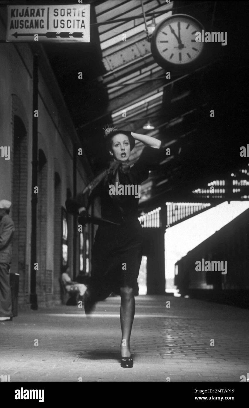 Retour à l'aube Return at dawn Year : 1938 France Director : Henri ...