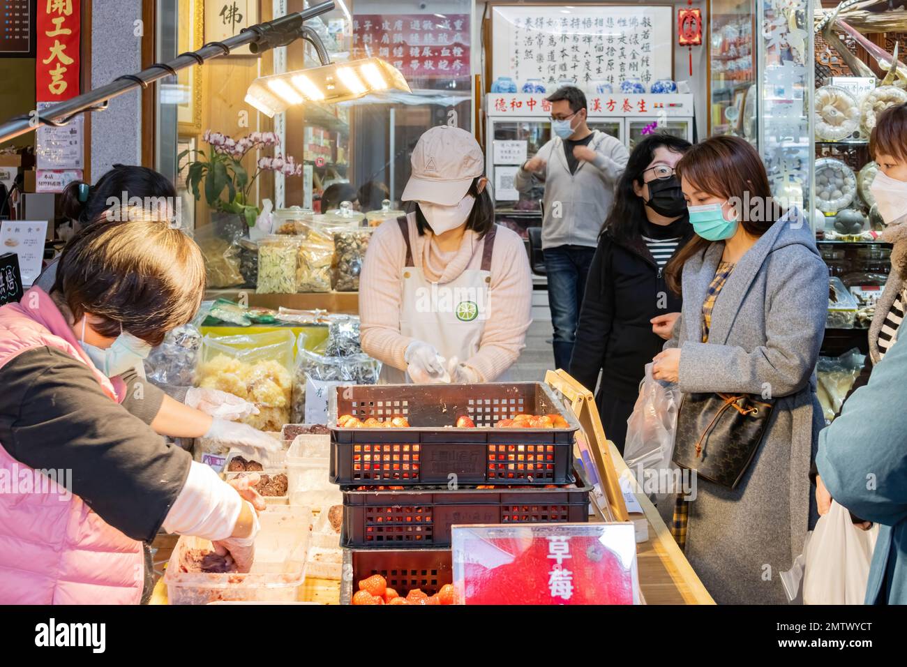 People making food hi-res stock photography and images - Alamy