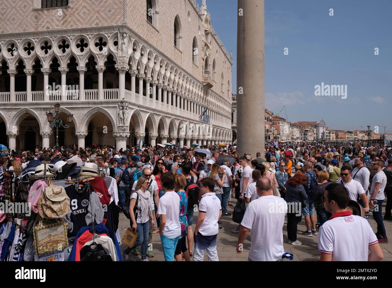 Mass tourism in Venice Stock Photo - Alamy
