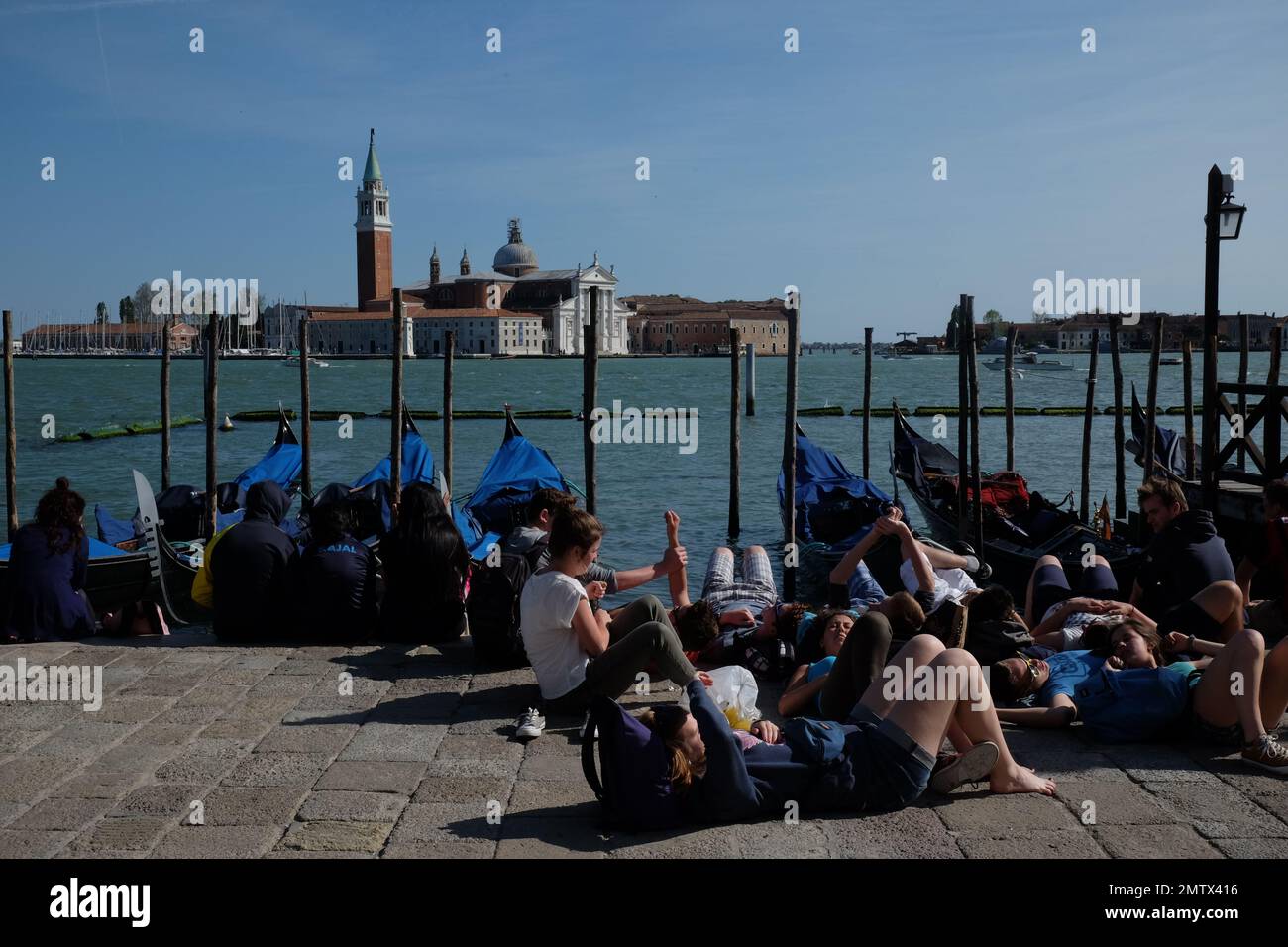 Mass tourism in Vnezia Stock Photo - Alamy