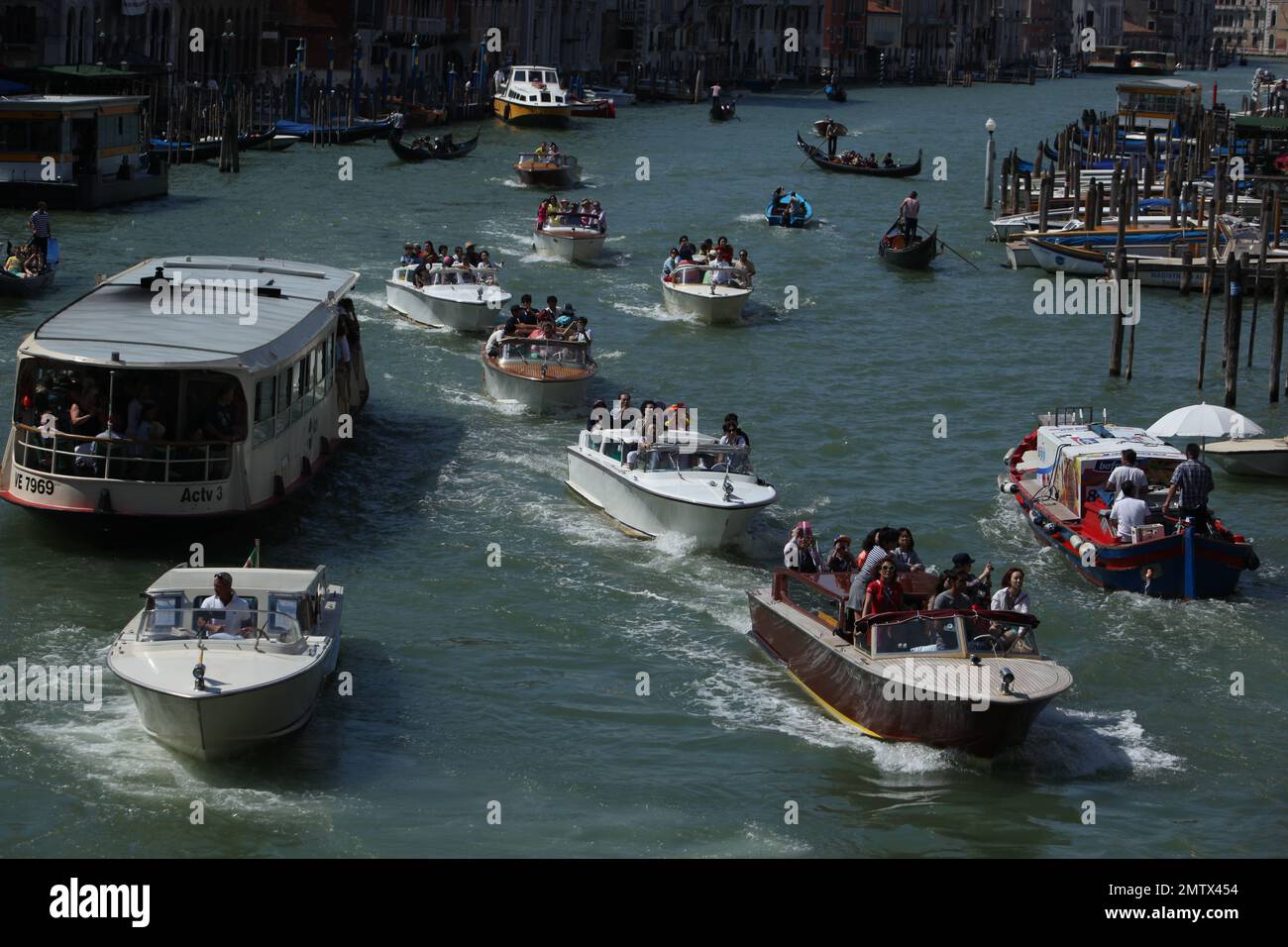 Mass tourism in Vnezia Stock Photo - Alamy