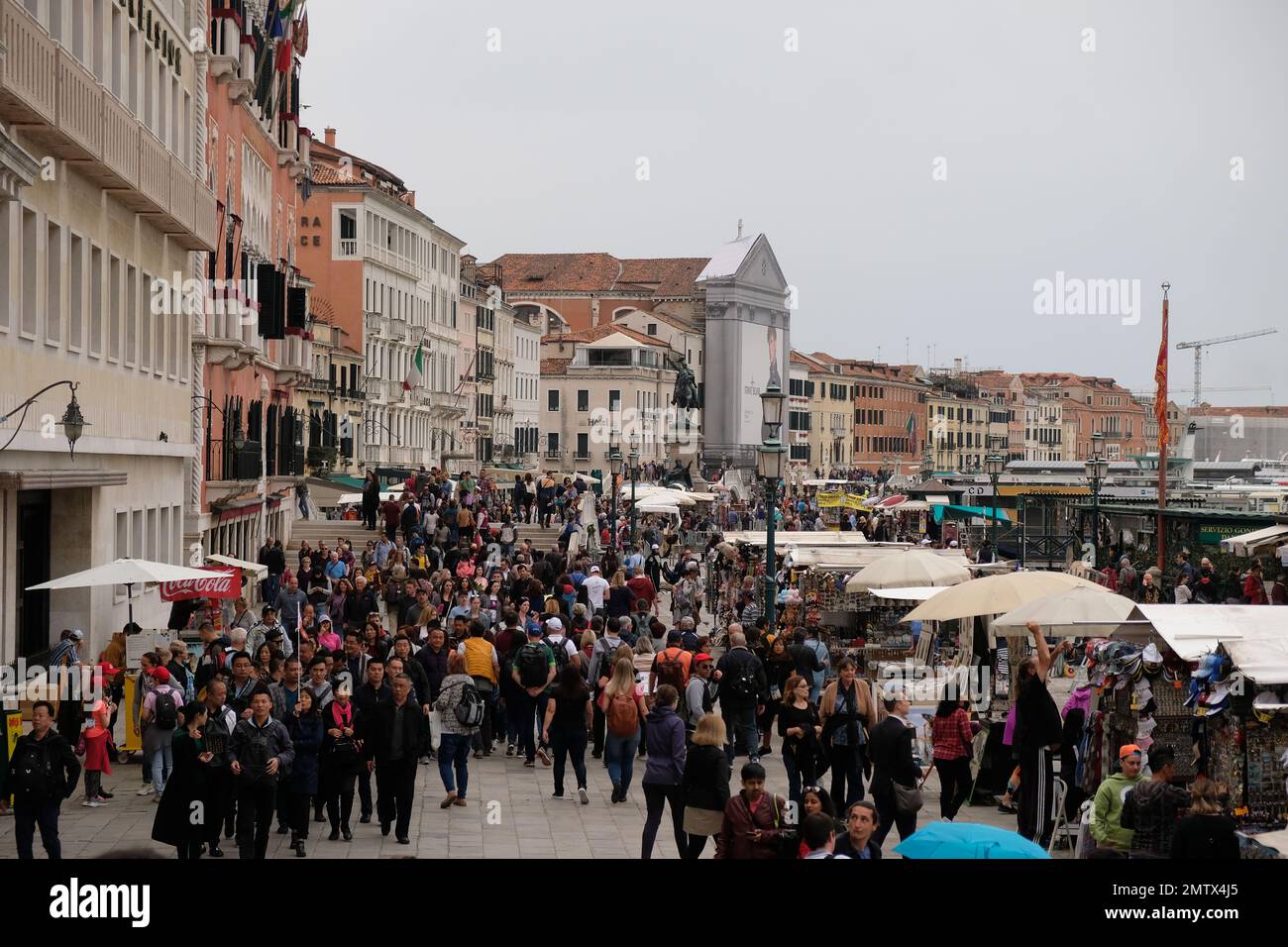 Mass tourism in Vnezia Stock Photo - Alamy