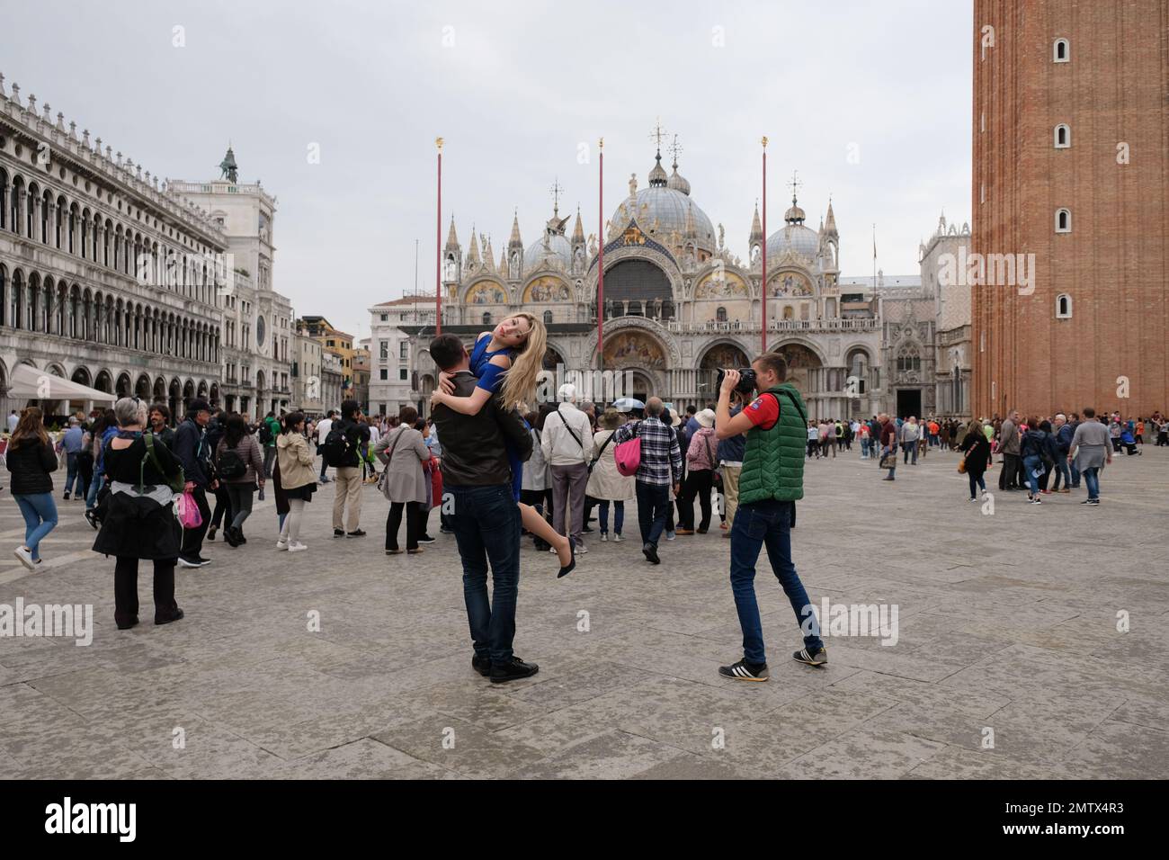 Mass tourism in Vnezia Stock Photo - Alamy