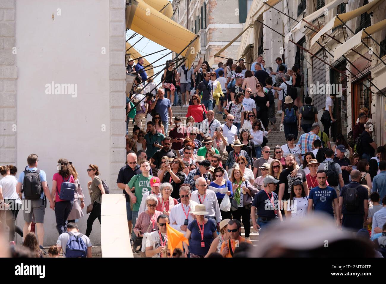 Mass tourism in Vnezia Stock Photo - Alamy