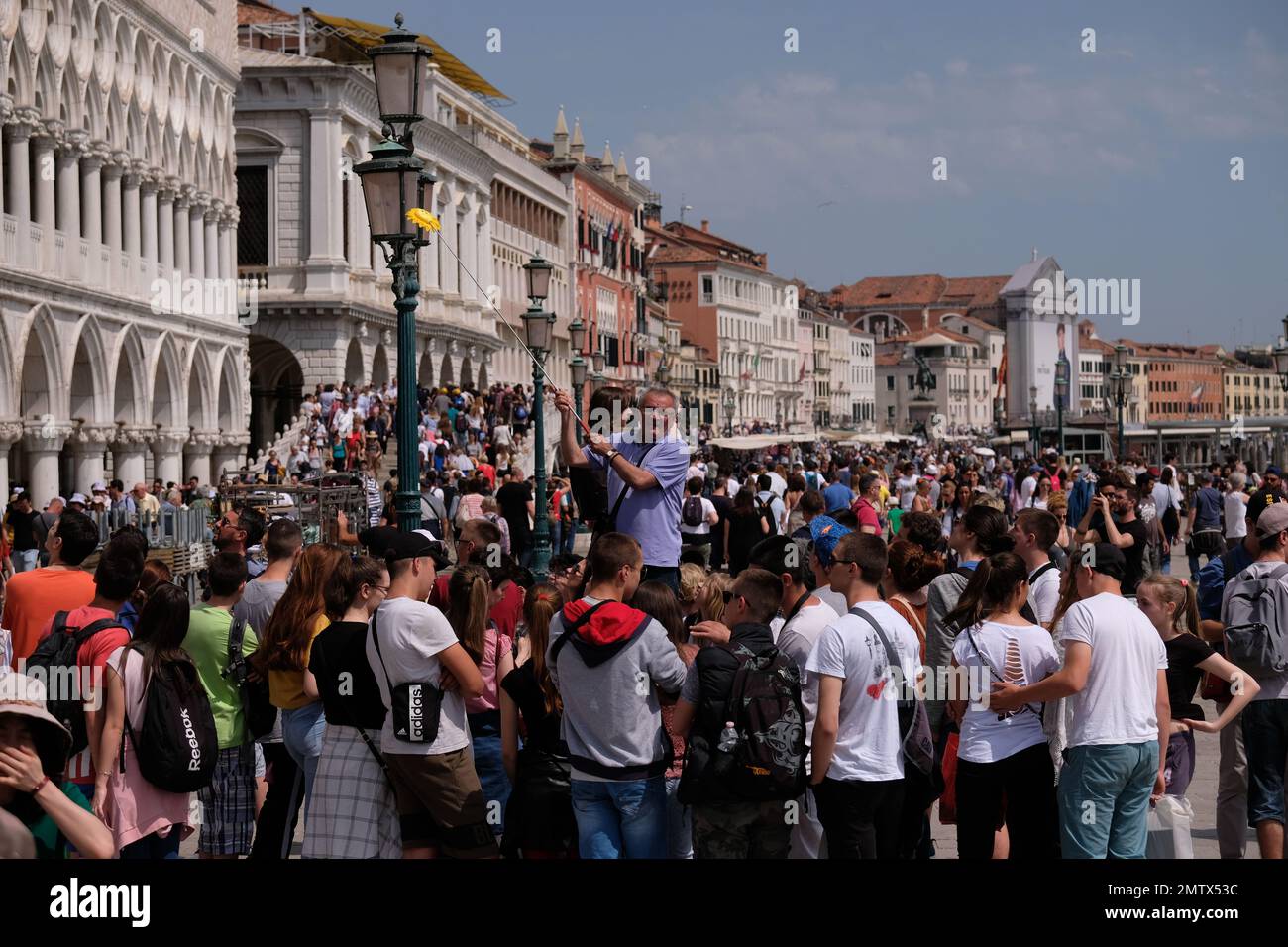 Mass tourism in Vnezia Stock Photo - Alamy