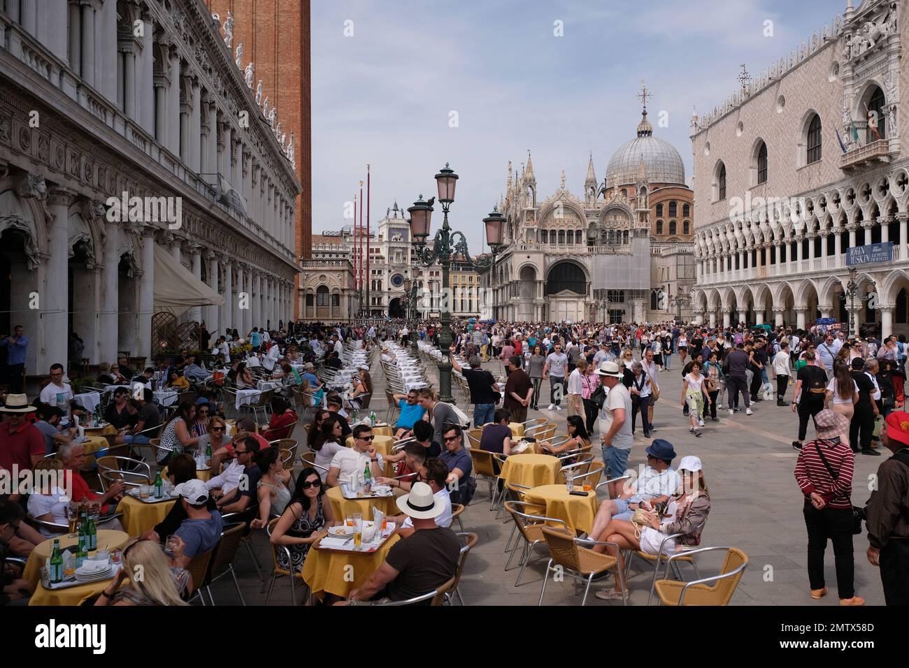 Mass tourism hi-res stock photography and images - Alamy