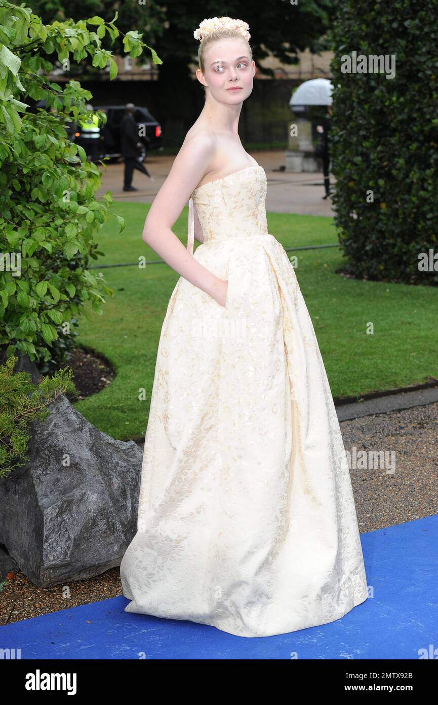 Elle fanning and angelina jolie hi-res stock photography and images - Alamy