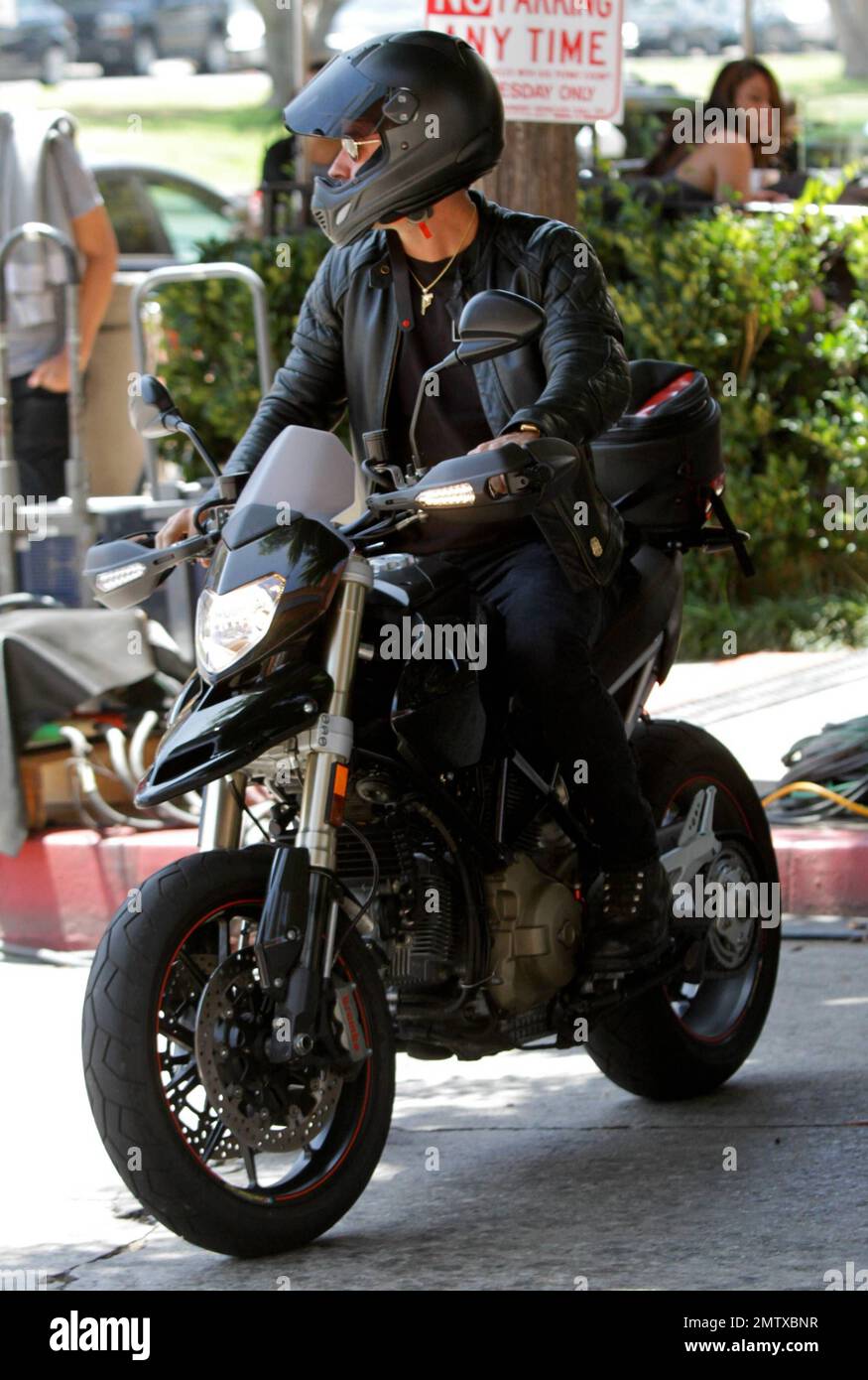 Actor Justin Theroux leaving the set of Judd Apatow's new film "This Is ...