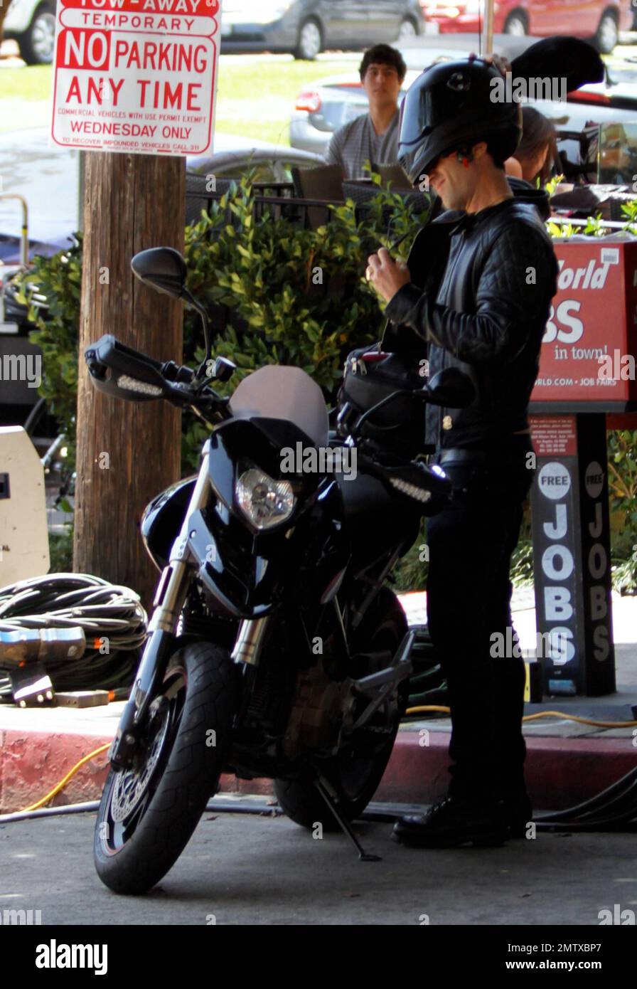 Actor Justin Theroux leaving the set of Judd Apatow's new film "This Is ...