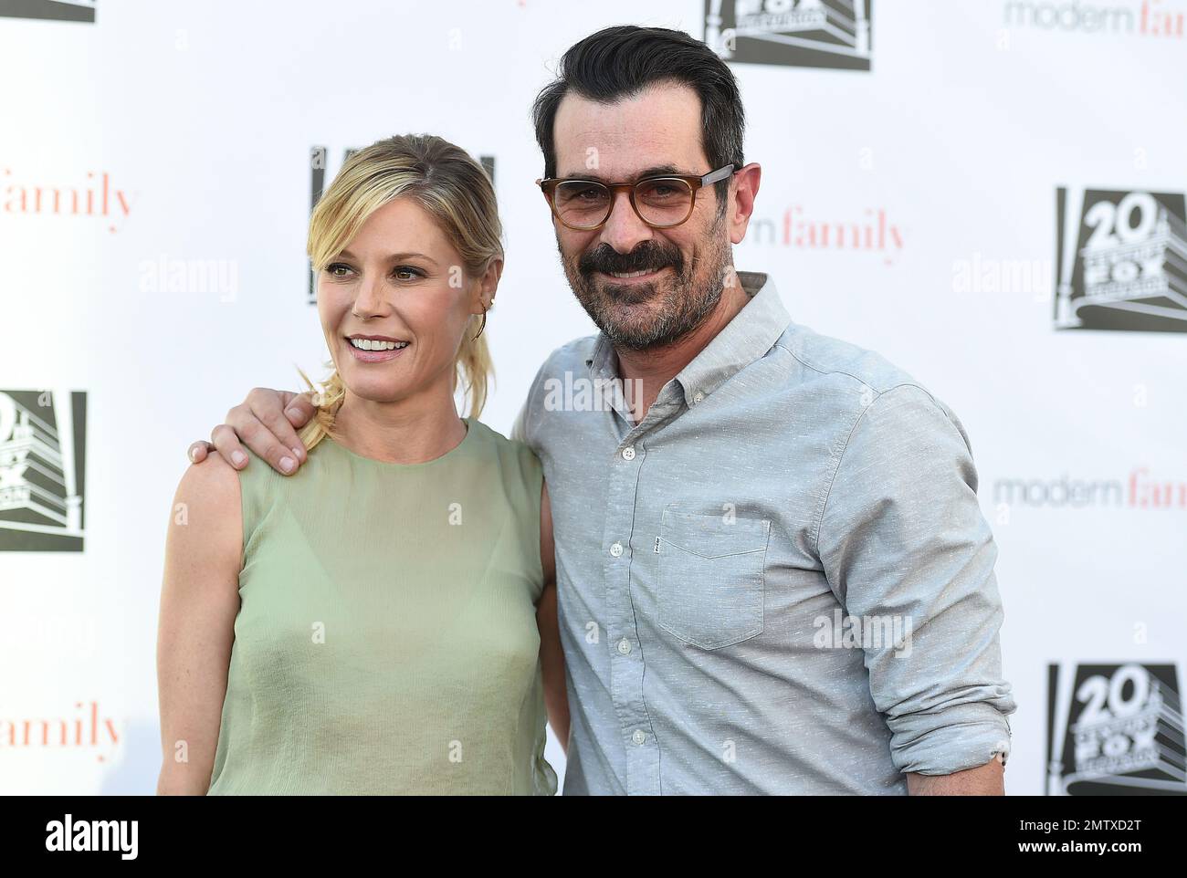 Julie Bowen and Ty Burrell arrive at the "Modern Family" FYC Event on ...