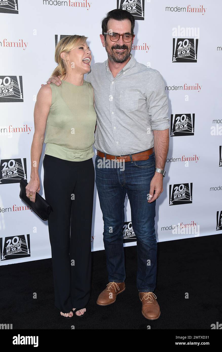 Julie Bowen and Ty Burrell arrive at the "Modern Family" FYC Event on ...