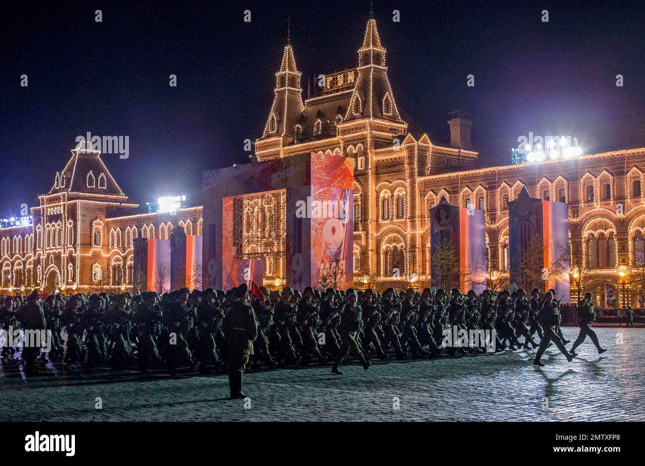 Russian soldiers march through the Red Square during a rehearsal for ...