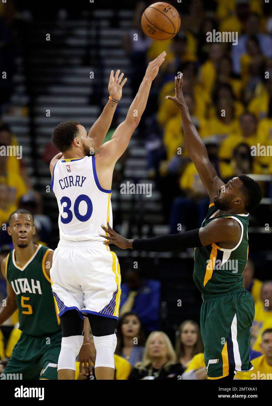 Golden State Warriors' Stephen Curry (30) shoots over Utah Jazz's ...