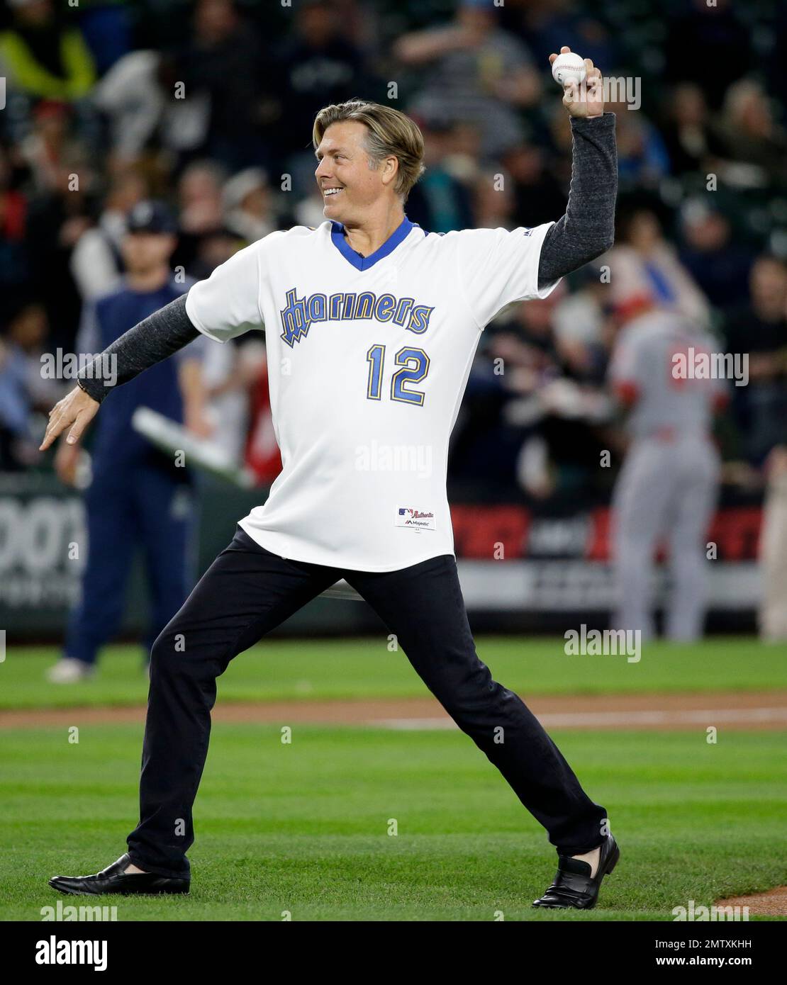 Former Seattle Mariners pitcher Mark Langston throws out the ceremonial ...