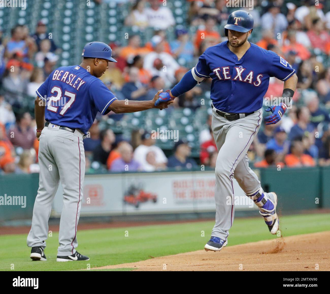 Texas Rangers' Joey Gallo, right, is congratulated by third base coach ...