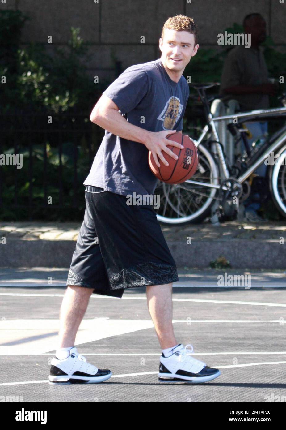 Justin Timberlake and Woody Harrelson film a scene for "Friends with ...