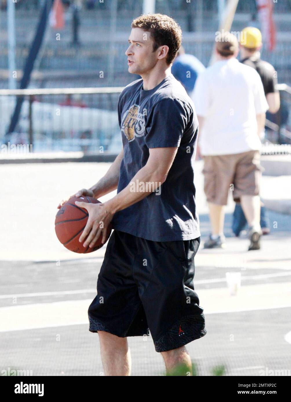 Justin Timberlake and Woody Harrelson film a scene for "Friends with ...