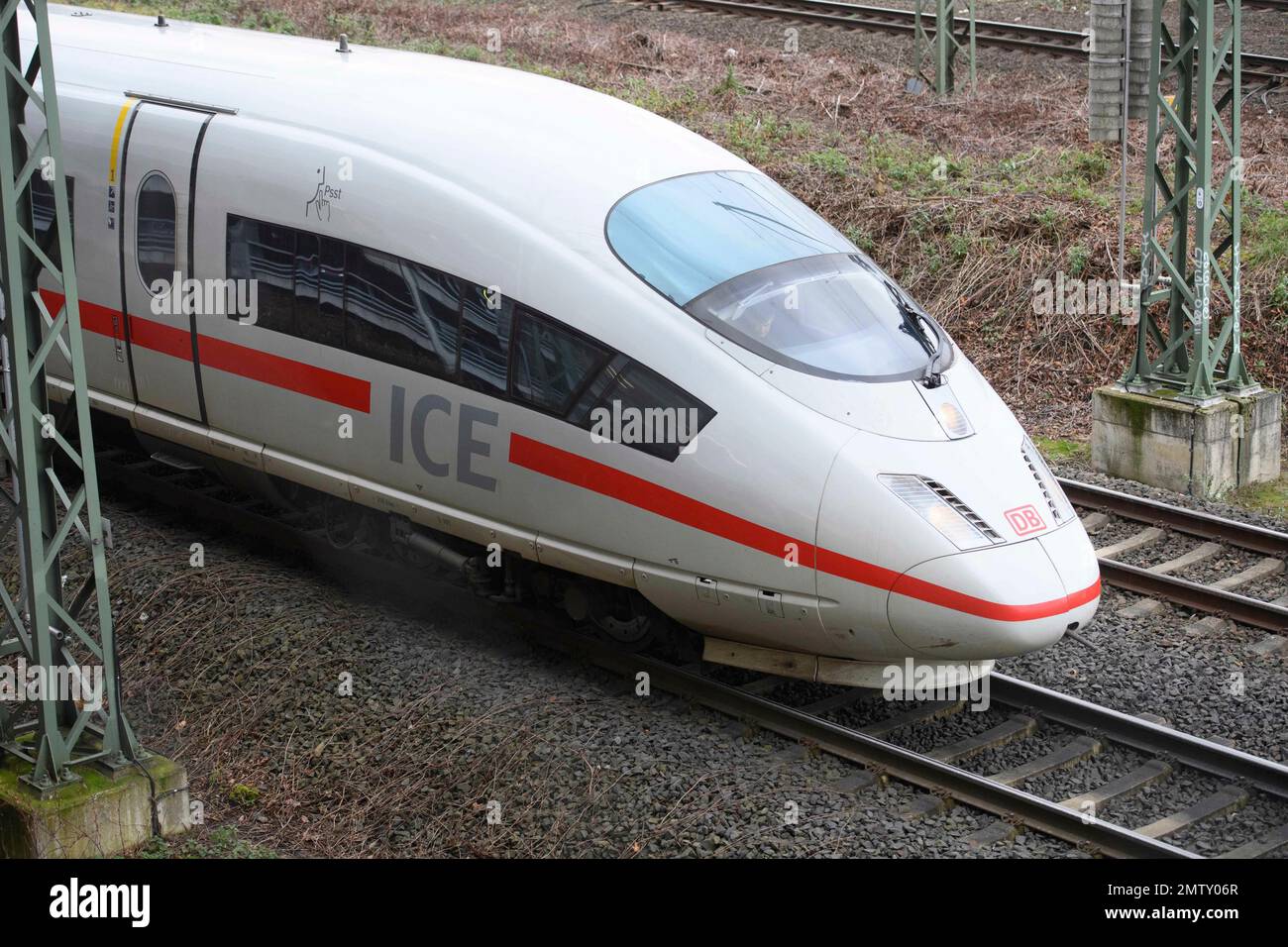 An ICE runs through Koeln Deutz, departing, arriving train, ICE ...