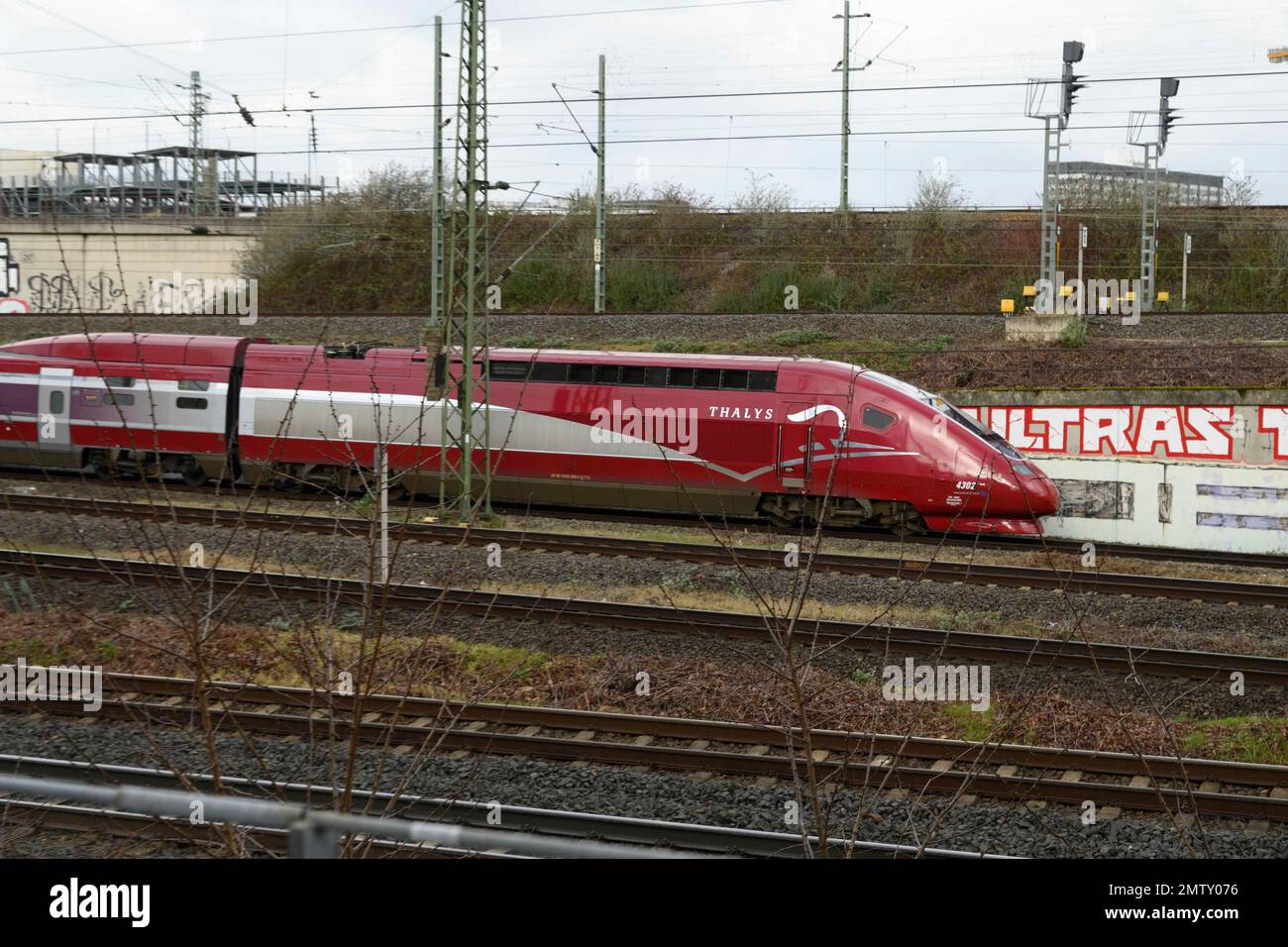 A THALYS drives through Koeln Deutz, departing, arriving train, ICE ...