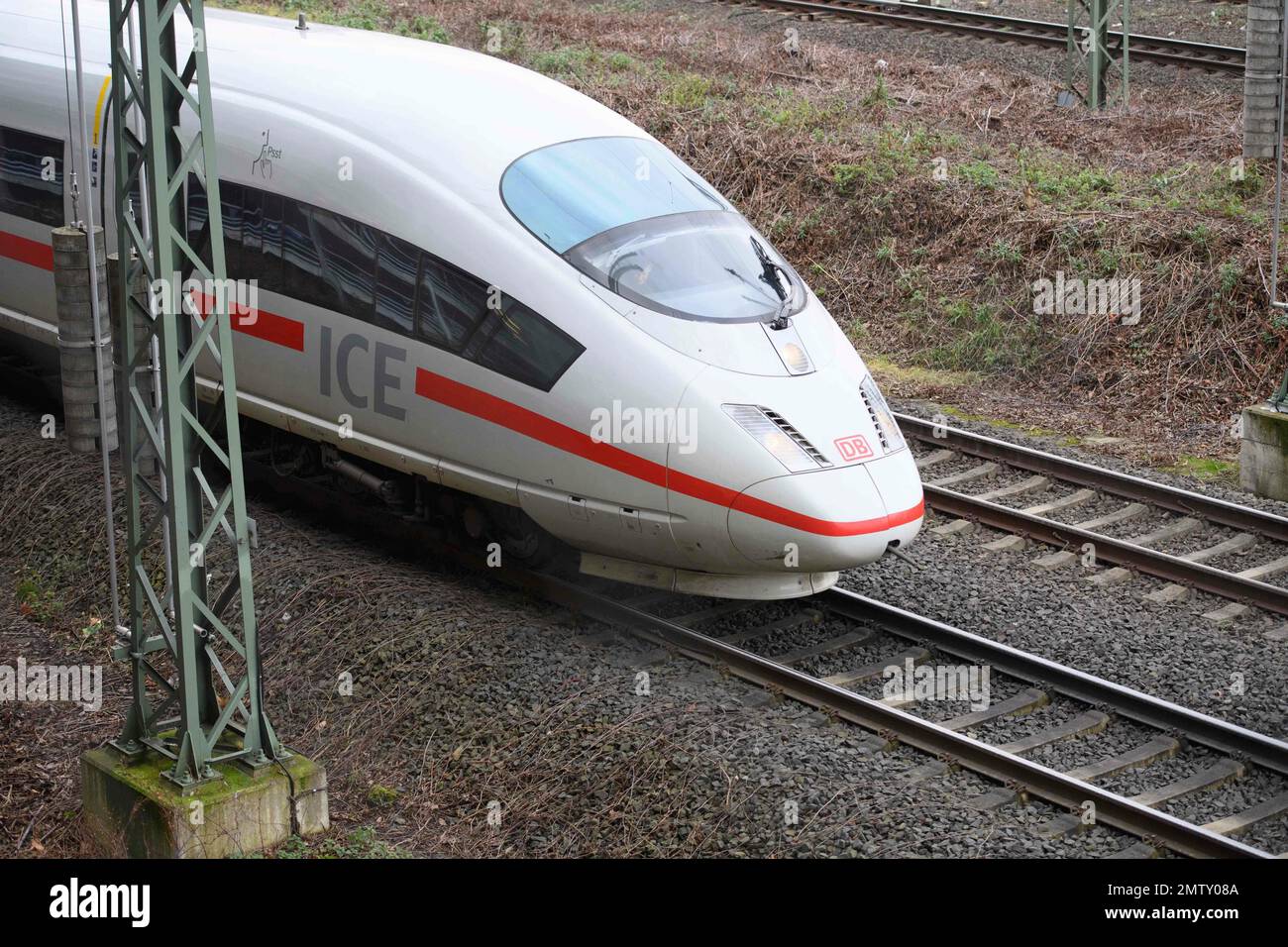 An ICE runs through Koeln Deutz, departing, arriving train, ICE ...