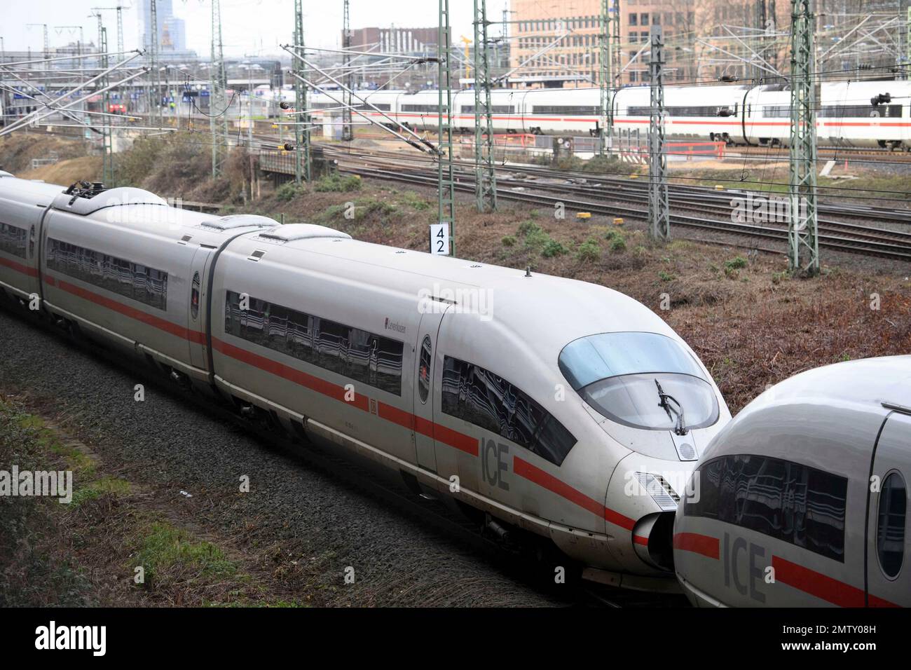 An ICE runs through Koeln Deutz, departing, arriving train, ICE ...