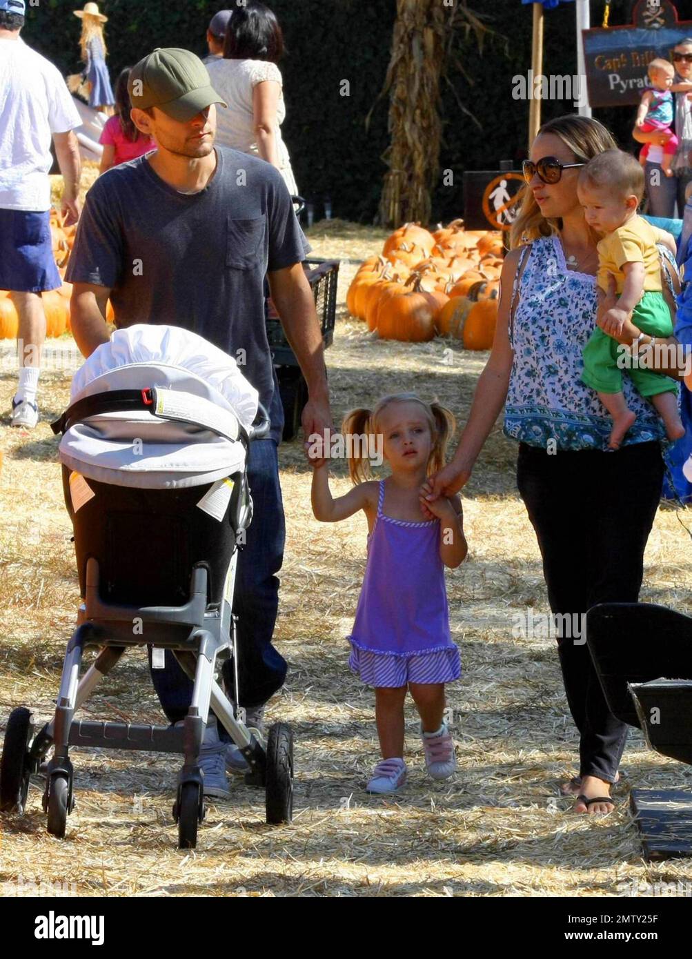 Jennifer meyer tobey maguire children hi-res stock photography and ...