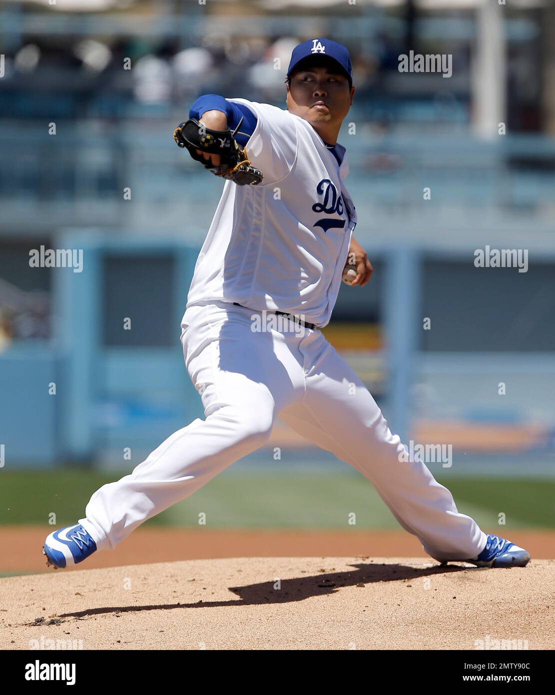 Los Angeles Dodgers starting pitcher Hyun-Jin Ryu throws to the plate ...