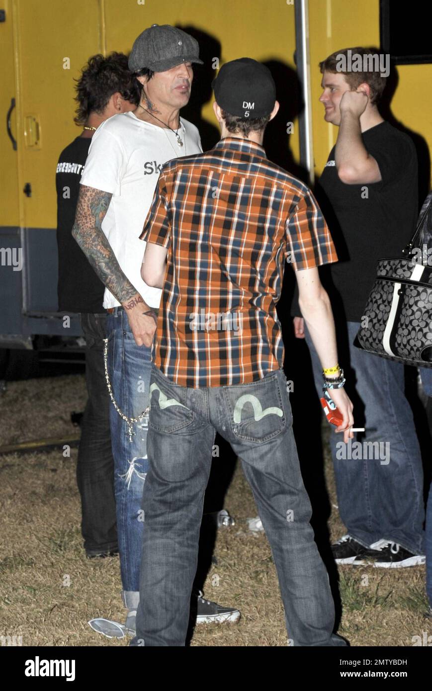 EXCLUSIVE!! Tommy Lee and girlfriend Sofia Toufa hang out backstage at ...