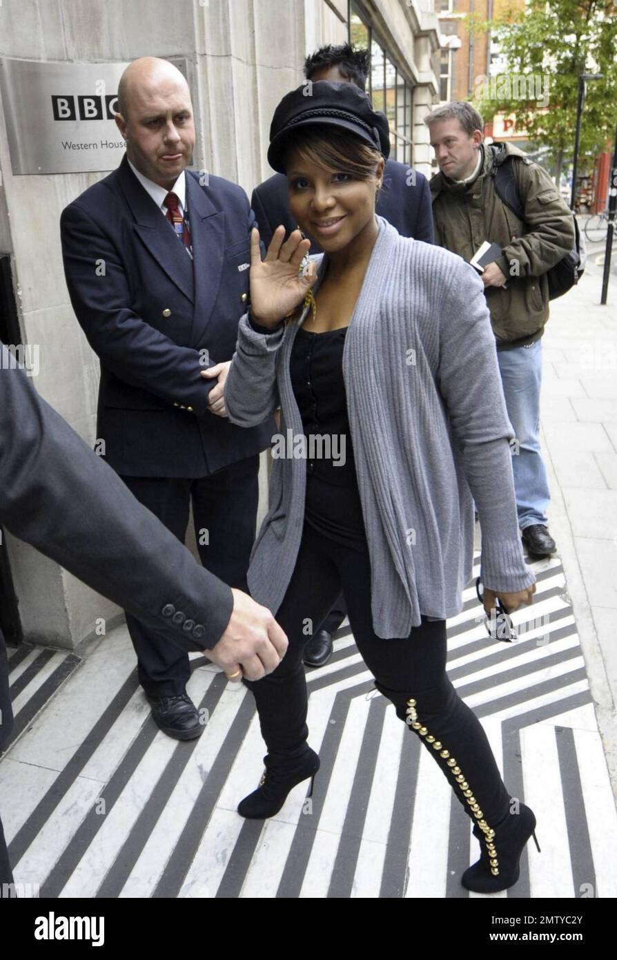 Singer Toni Braxton wears an all-black outfit of leggings, knee-high ...
