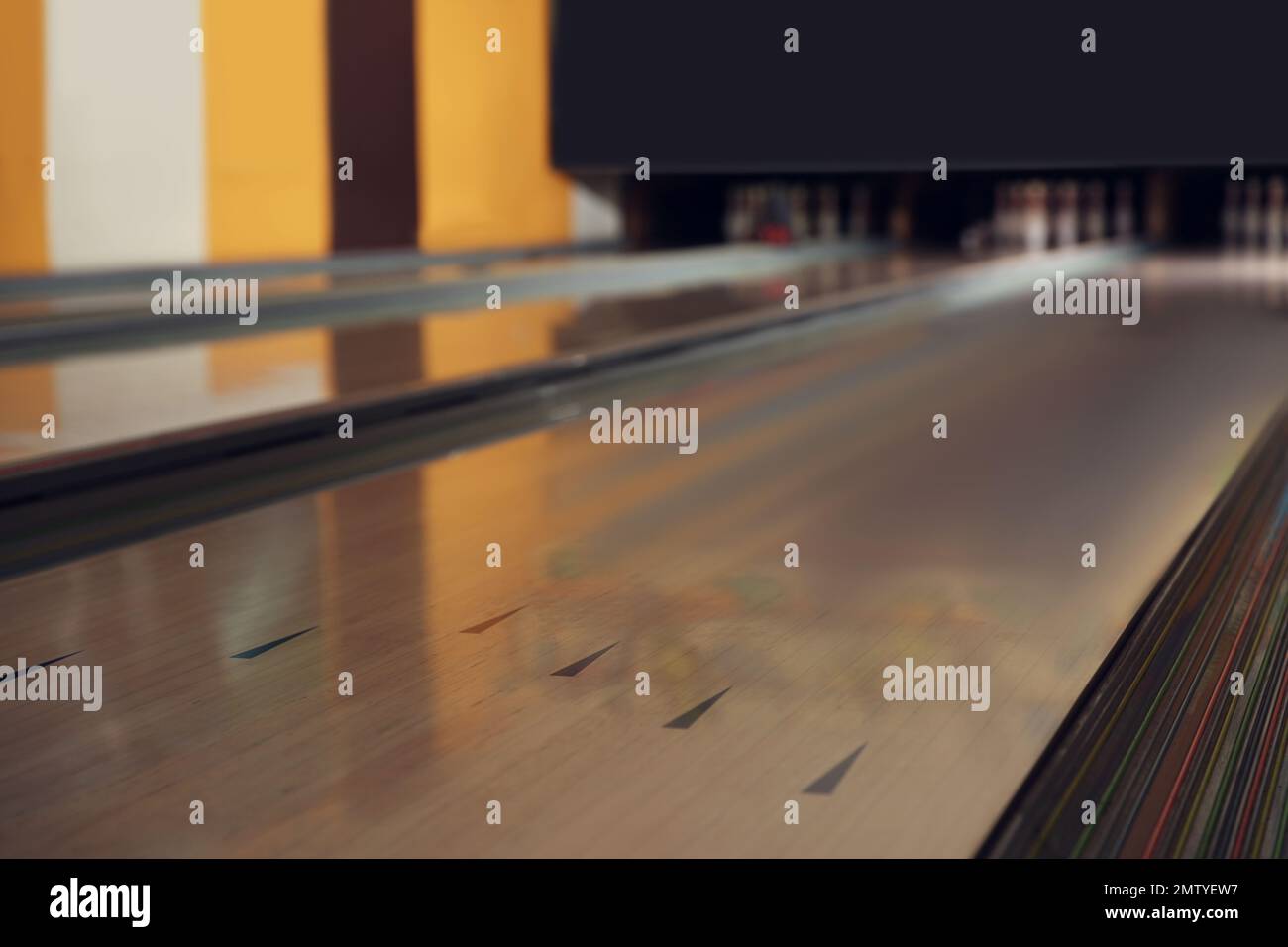 Empty wooden alley in modern bowling club Stock Photo - Alamy