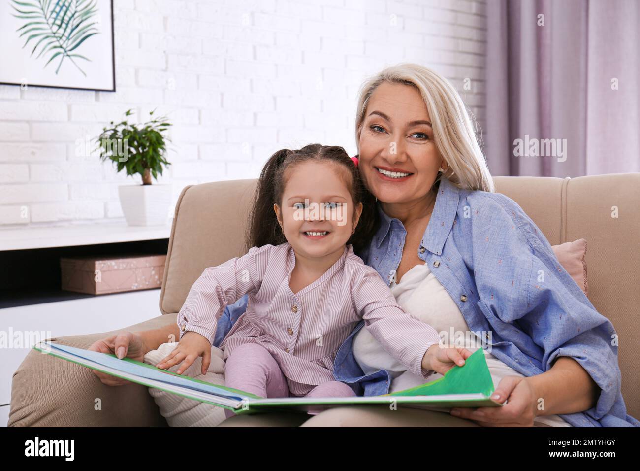 Grandparent read story hi-res stock photography and images - Alamy