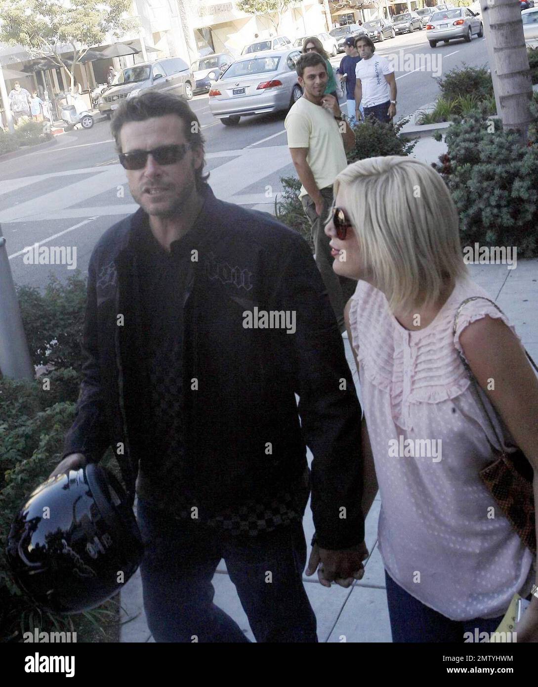 Tori Spelling and husband Dean McDermott have some fun and pull out ...