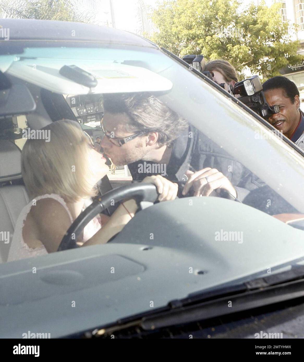 Tori Spelling and husband Dean McDermott have some fun and pull out ...