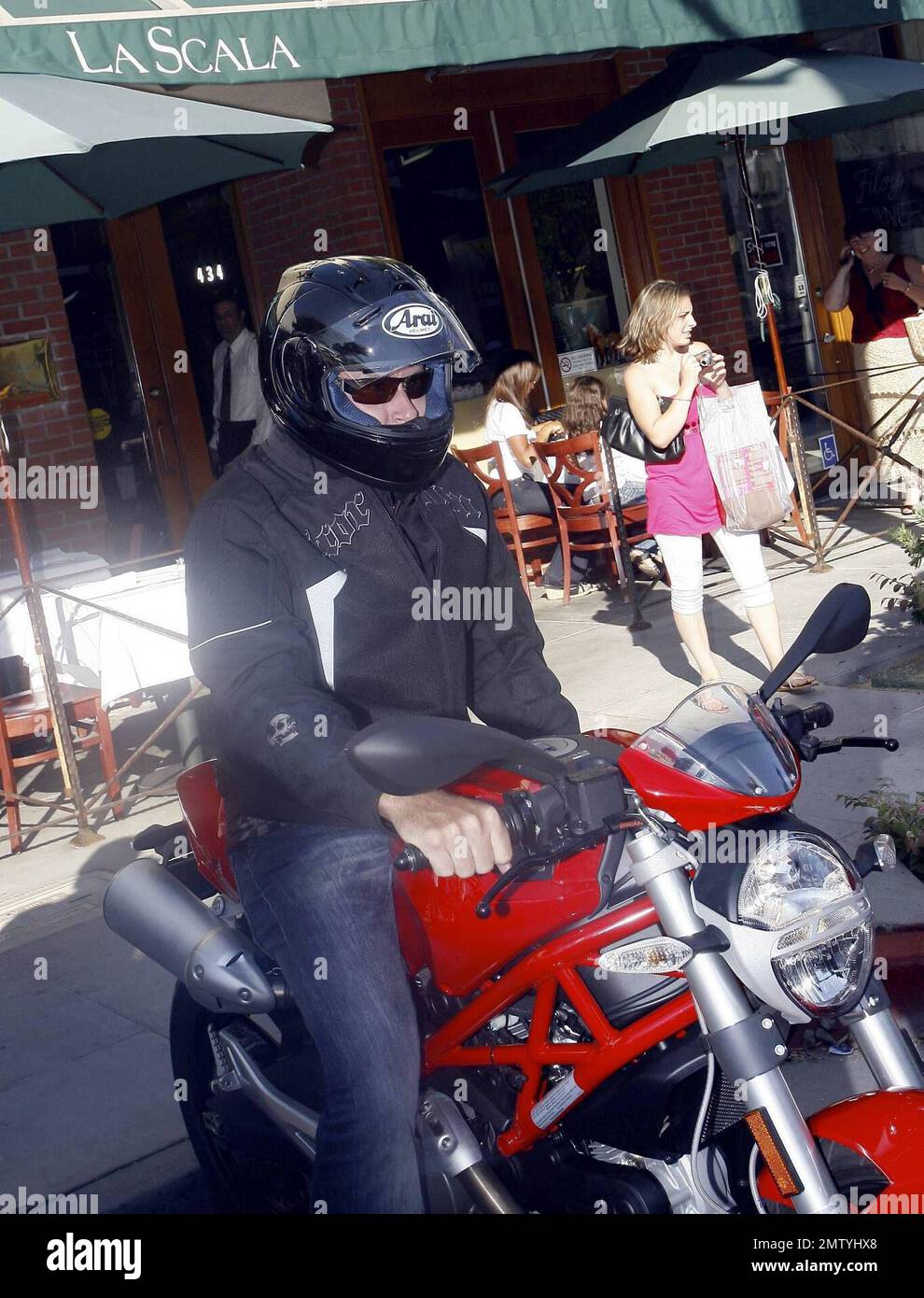 Tori Spelling and husband Dean McDermott have some fun and pull out ...