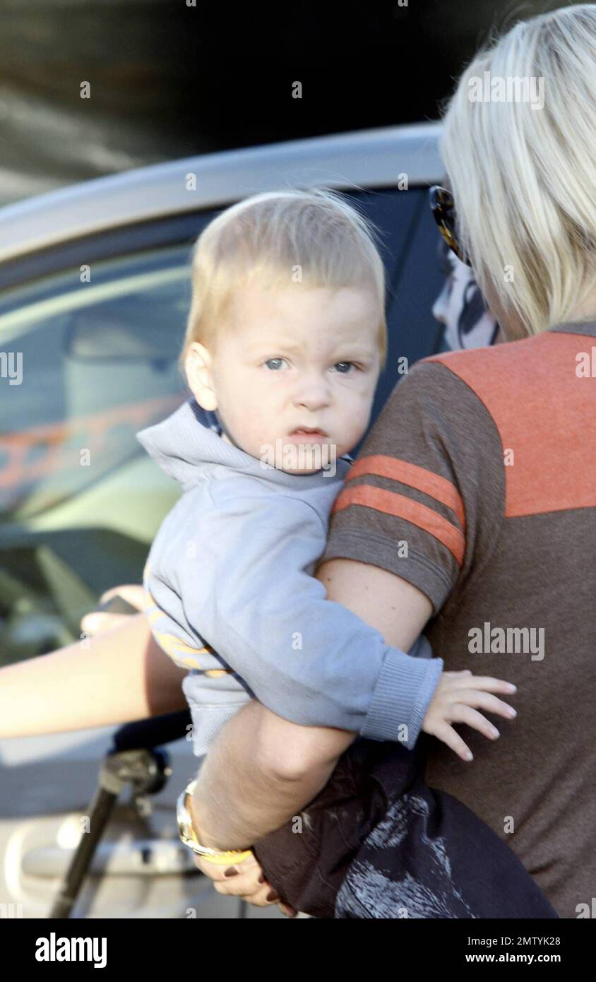Tori Spelling and Dean McDermott take son Liam pumpkin shopping in ...