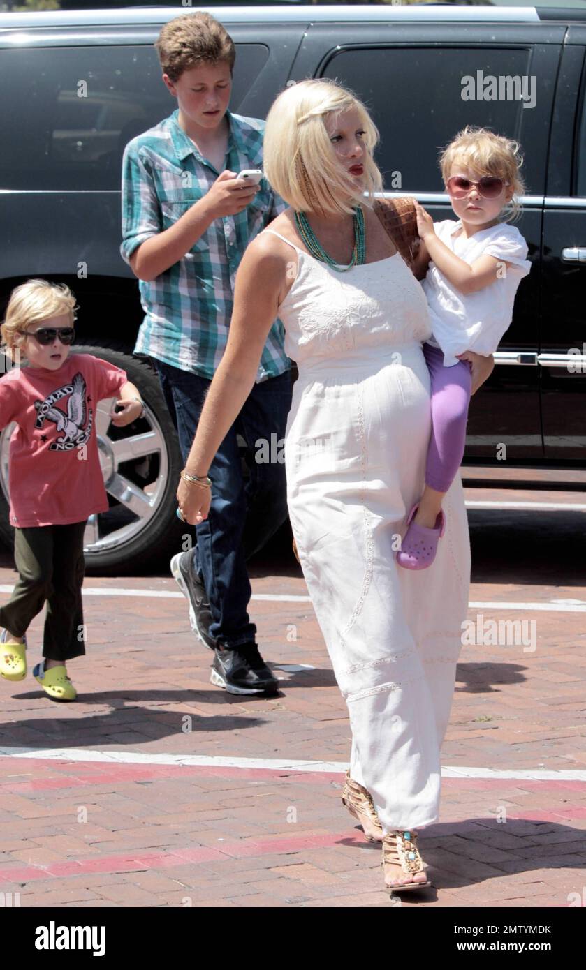 The pregnant Tori Spelling and family arrive at Malibu Country Mart for ...