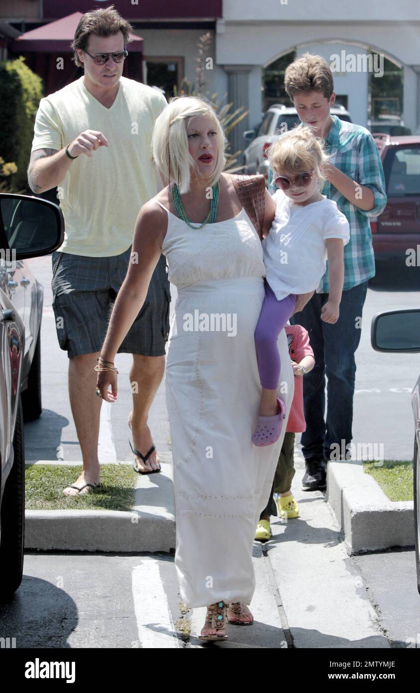 The pregnant Tori Spelling and family arrive at Malibu Country Mart for ...