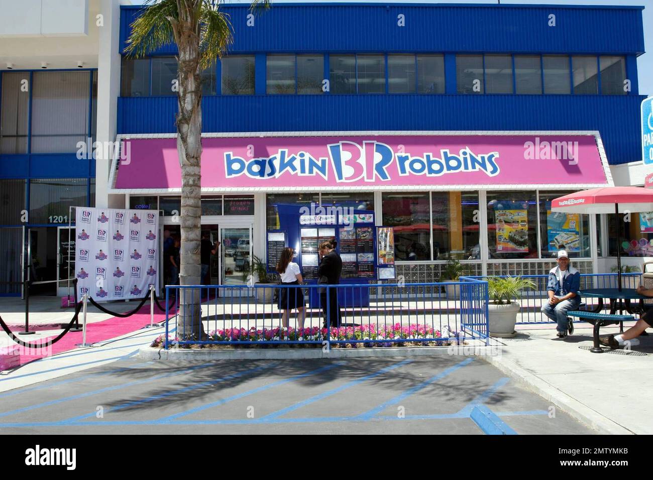 Exclusive!! Tori Spelling leaves the Baskin Robbins Training Center ...