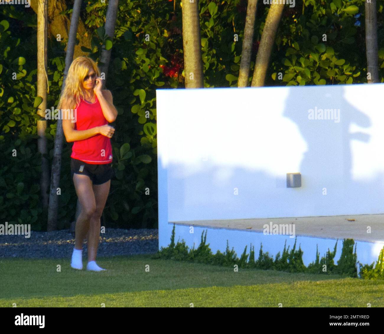 Showing off her fit body in a black bikini, Alex Rodriguez' girlfriend ...