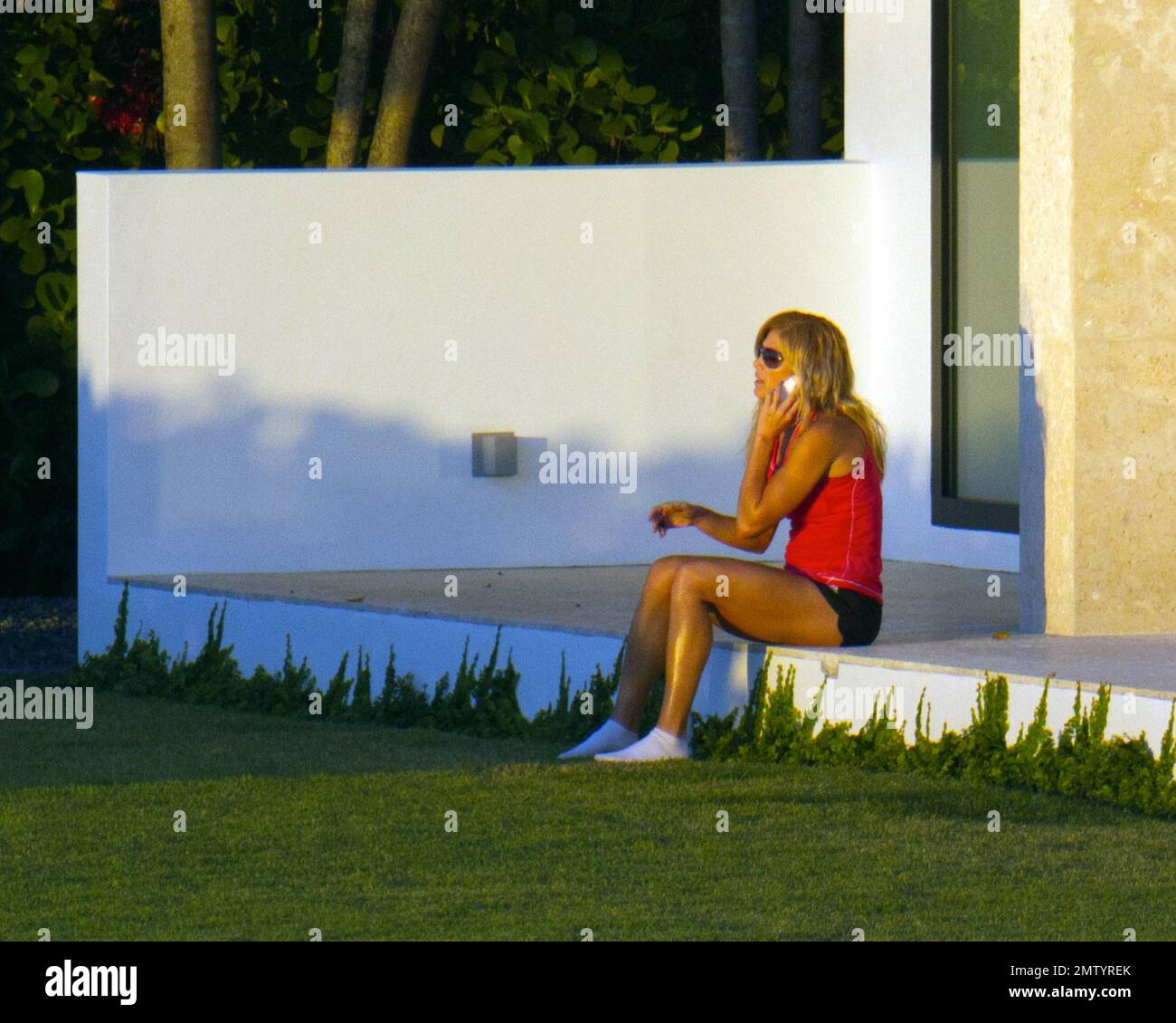 Showing off her fit body in a black bikini, Alex Rodriguez' girlfriend ...